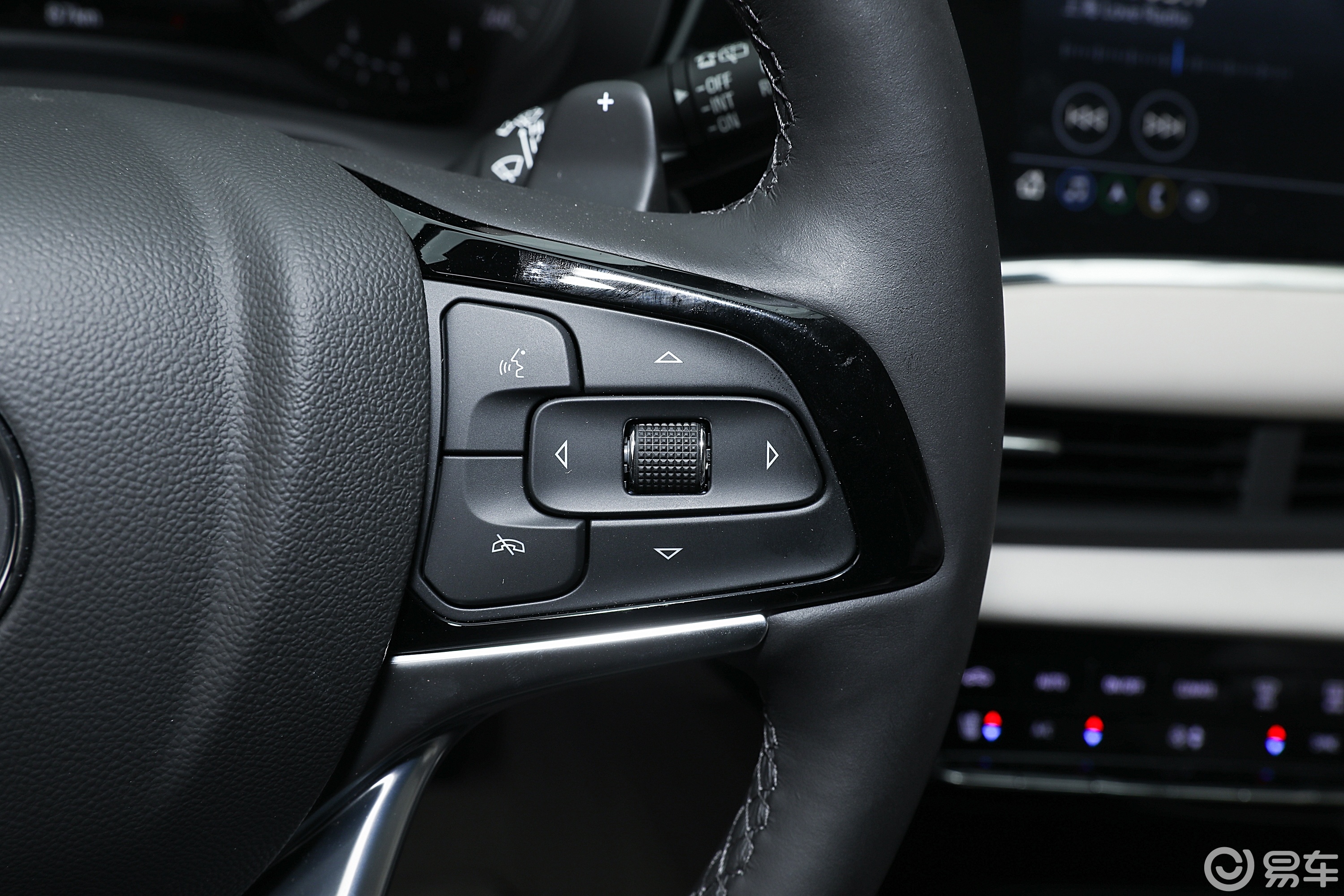 【昂科旗652T 四驱Avenir艾维亚 6座右侧方向盘功能按键图片-汽车图片大全】-易车
