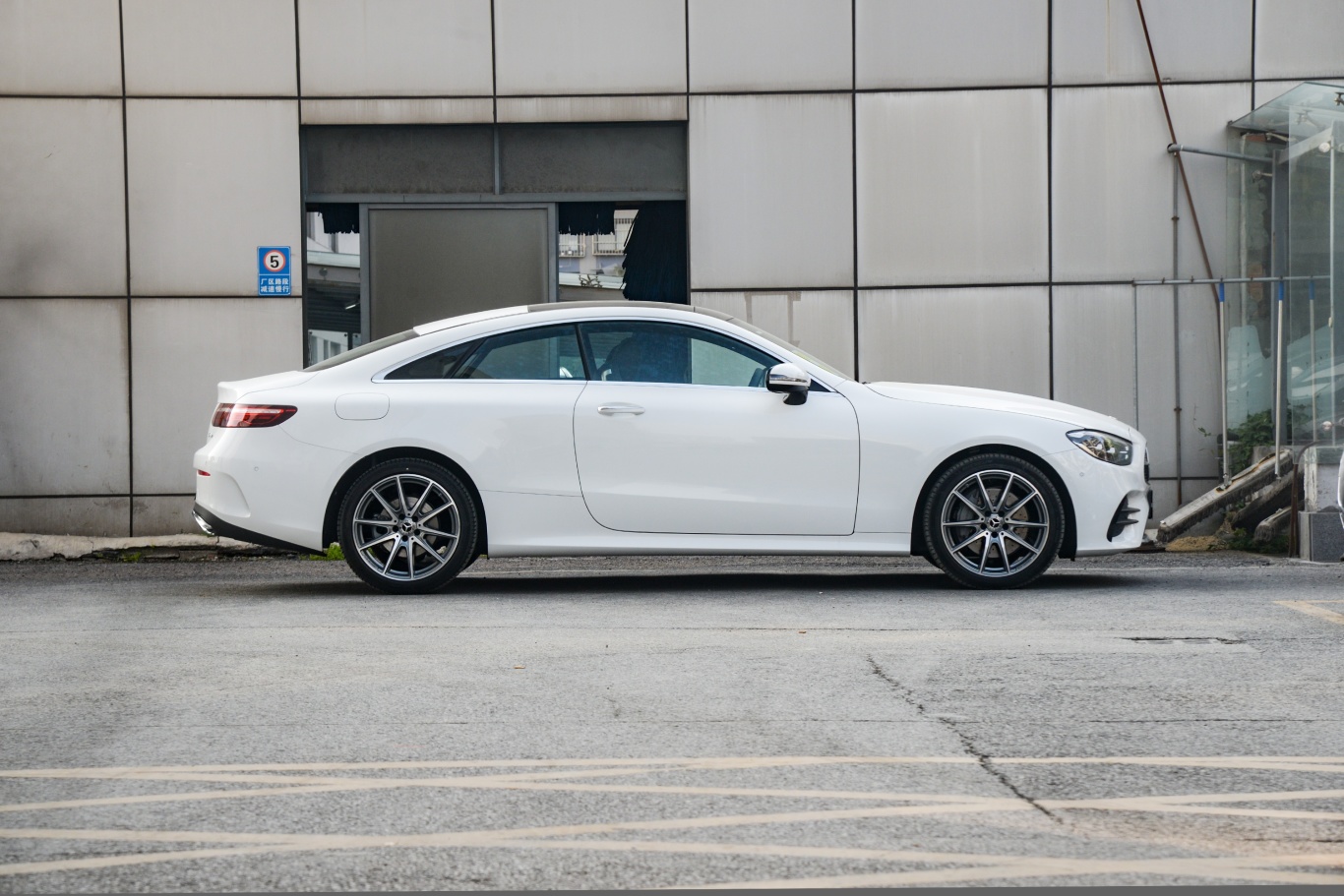 【奔驰E级(进口)E 260 4MATIC 轿跑车正侧车头向右水平图片-汽车图片大全】-易车