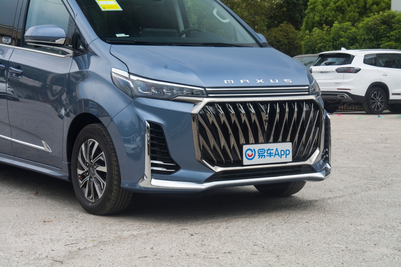 【大通G20PLUS 2.0T 自动尊雅版 汽油前格栅侧俯拍图片-汽车图片大全】-易车