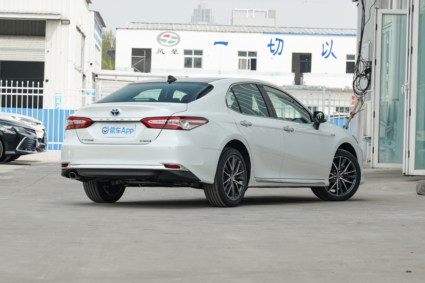 【凯美瑞双擎 2.5HG 豪华版侧后45度车头向右水平图片-汽车图片大全】-易车