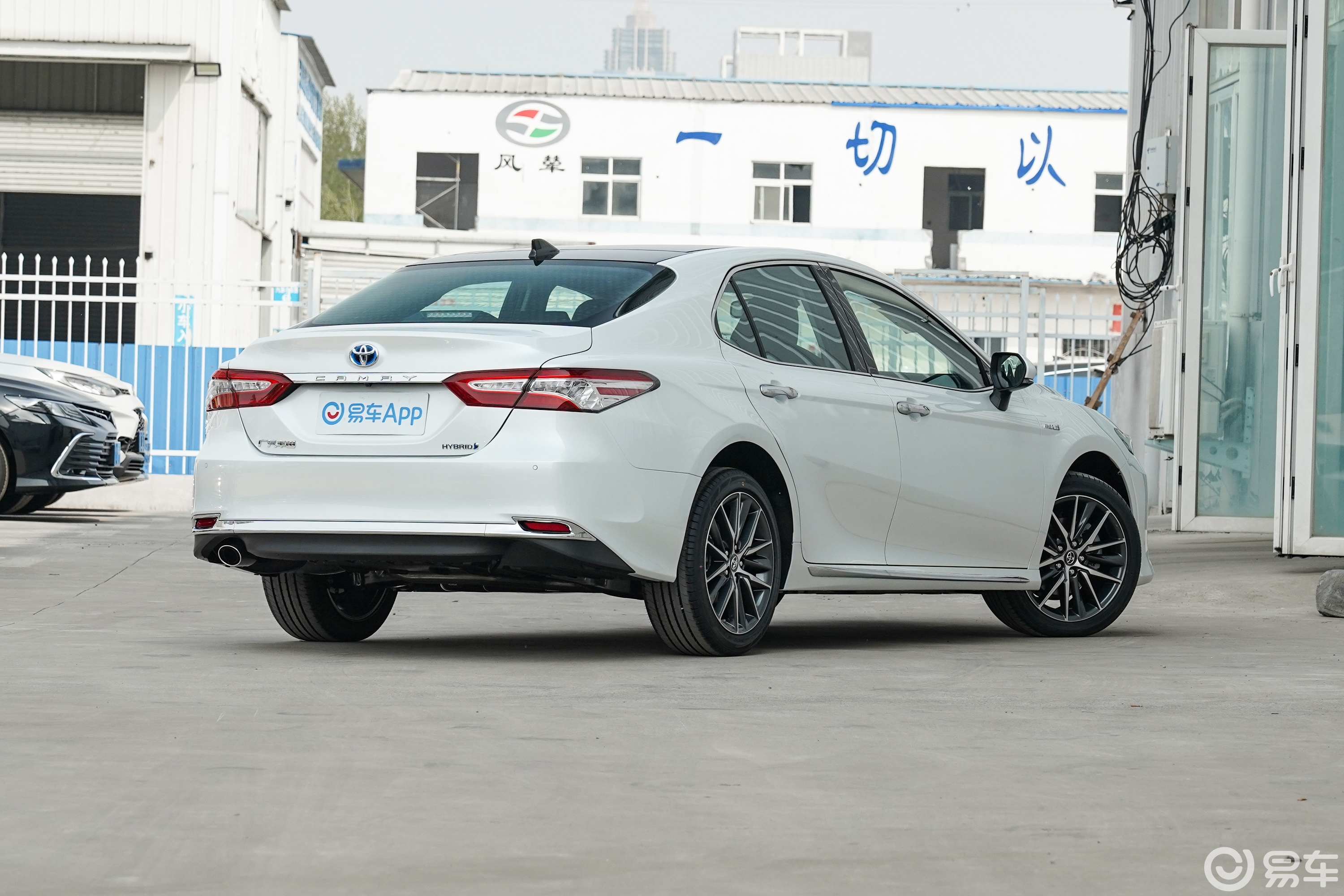 【凯美瑞双擎 2.5HG 豪华版侧后45度车头向右水平图片-汽车图片大全】-易车