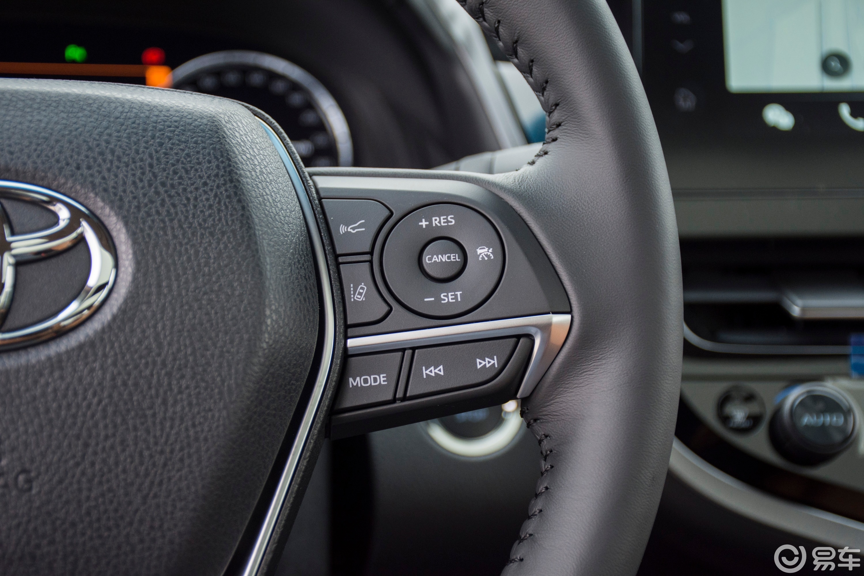 【凯美瑞2.5Q 旗舰版右侧方向盘功能按键图片-汽车图片大全】-易车