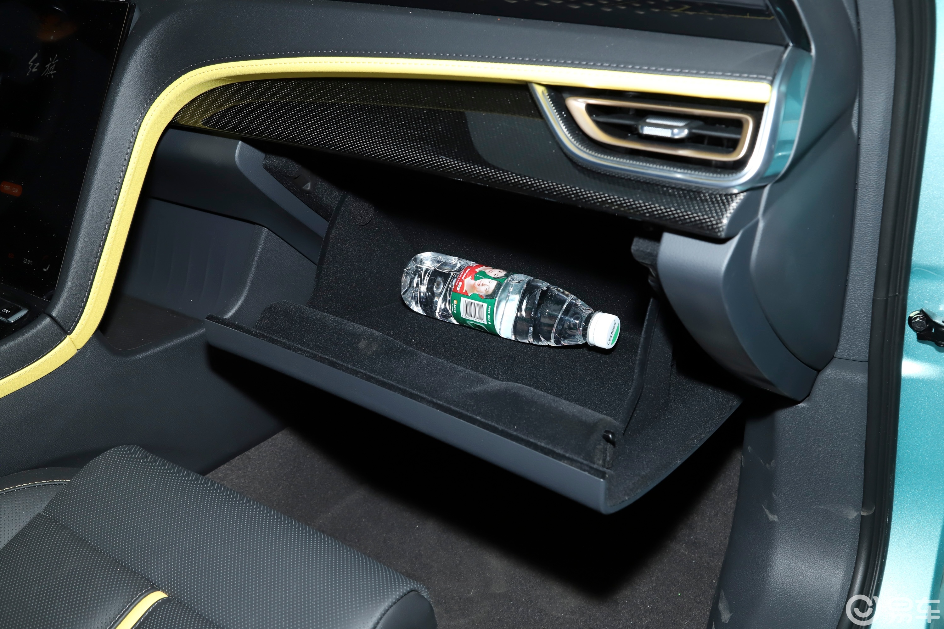 【红旗H62.0T 致臻版手套箱空间水瓶横置图片-汽车图片大全】-易车