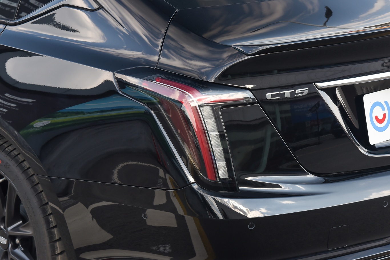 【凯迪拉克CT528T 铂金超级辅助驾驶版尾灯侧45度俯拍图片-汽车图片大全】-易车