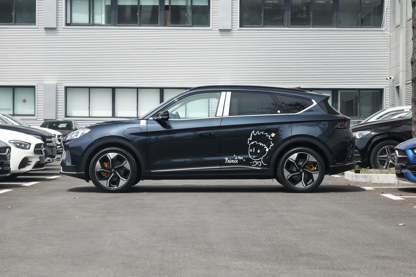 【极狐 阿尔法T653S+ 小王子联名版 电机160kW正侧车头向左水平图片-汽车图片大全】-易车