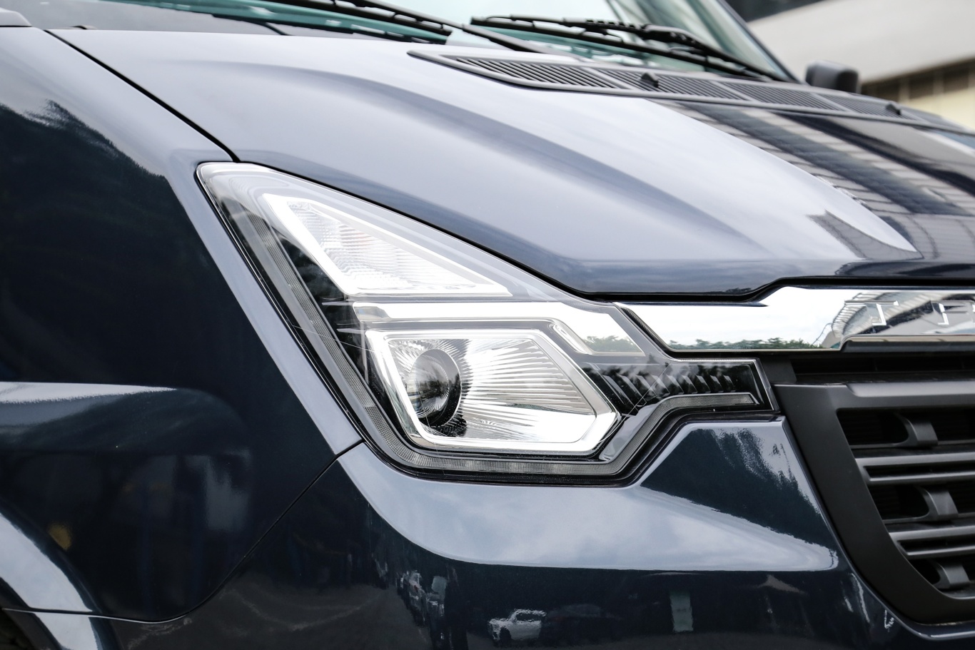 【新世代全顺Pro 2.2T AMT中轴高顶物流车 7座外观灯组图片-汽车图片大全】-易车