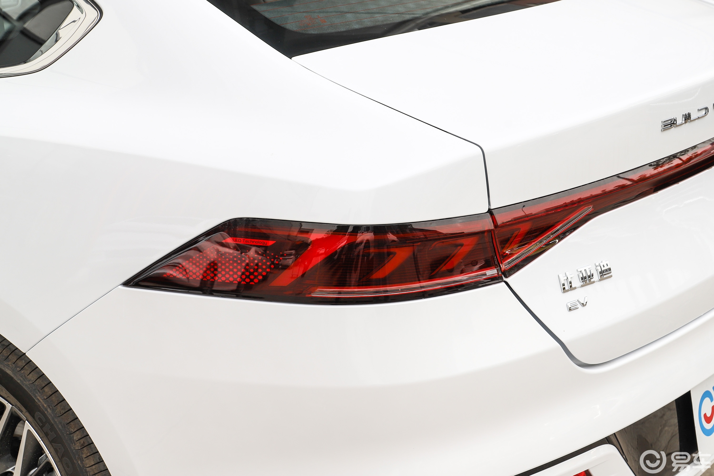 【秦PLUS新能源EV 冠军版 510km 超越型尾灯侧45度俯拍图片-汽车图片大全】-易车