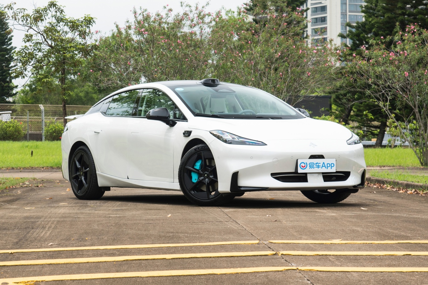 【昊铂GT710km 超充MAX版侧前45度车头向右水平图片-汽车图片大全】-易车