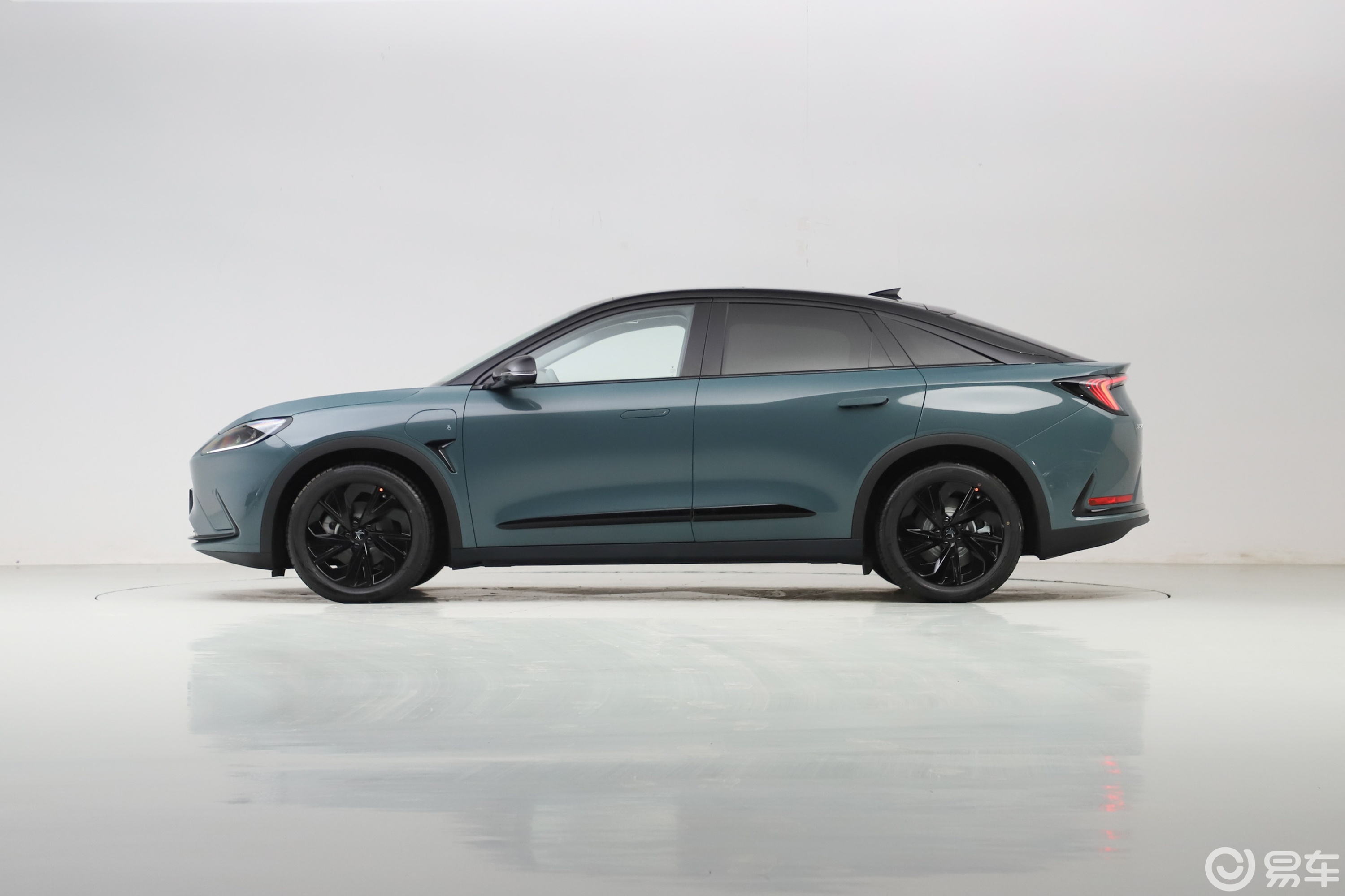 【极狐 阿尔法S森林版 735E+ 前驱 电机160kW正侧车头向左水平图片-汽车图片大全】-易车