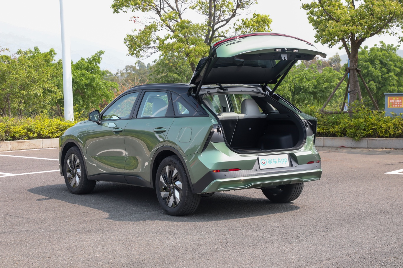 【启辰大V DD-i超混动1.5T 110km iT版后备厢开启45度侧拍图片-汽车图片大全】-易车