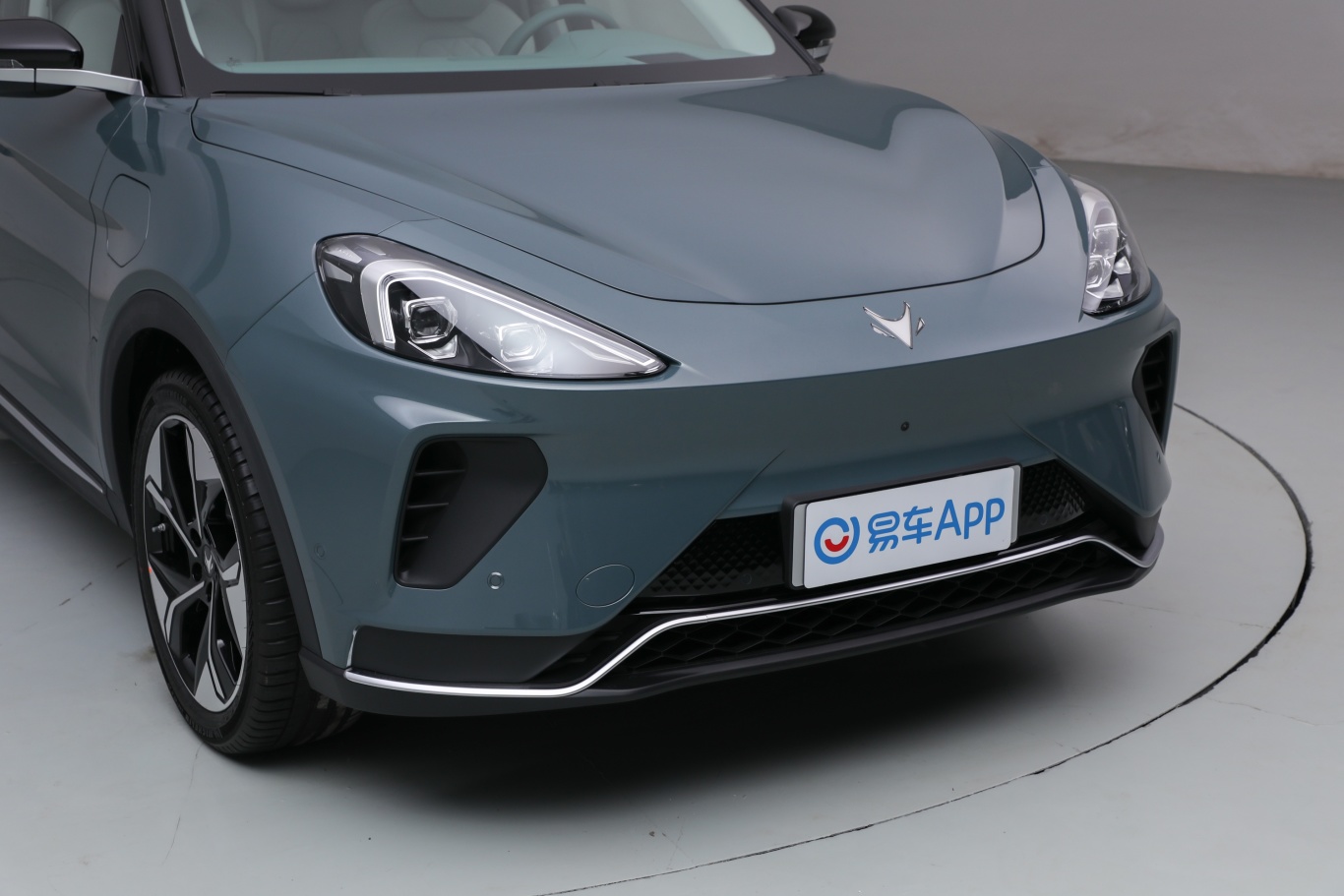 【极狐 阿尔法T森林版 688E+ 电机160kW前格栅侧俯拍图片-汽车图片大全】-易车
