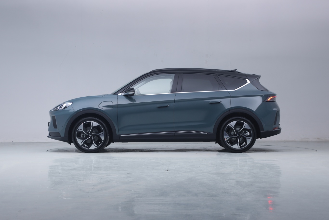 【极狐 阿尔法T森林版 688E+ 电机160kW正侧车头向左水平图片-汽车图片大全】-易车