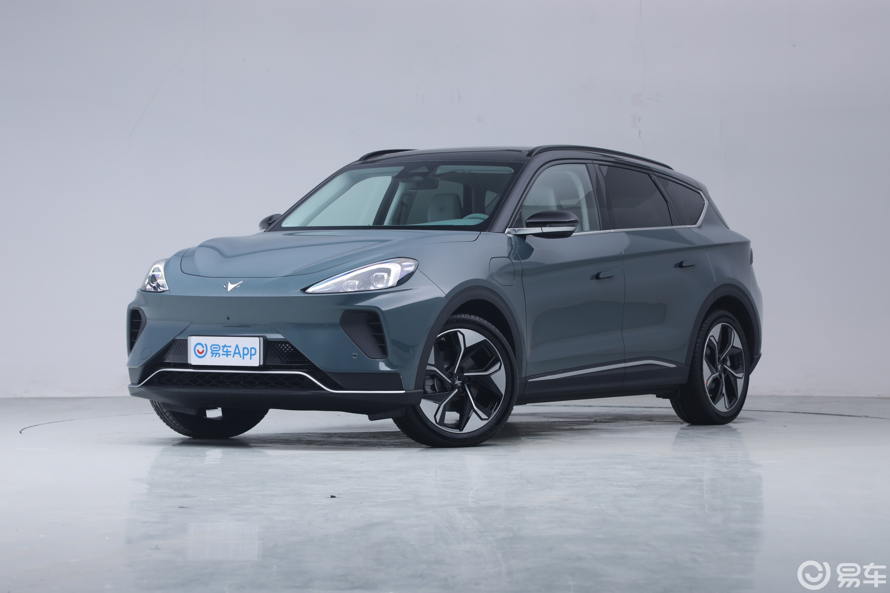 【极狐 阿尔法T森林版 688E+ 电机160kW侧前45度车头向左水平图片-汽车图片大全】-易车