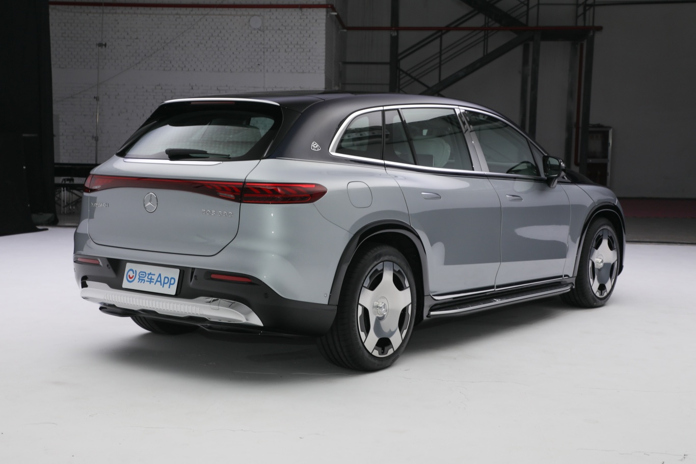 【迈巴赫EQS SUV顶配版侧后45度车头向右水平图片-汽车图片大全】-易车