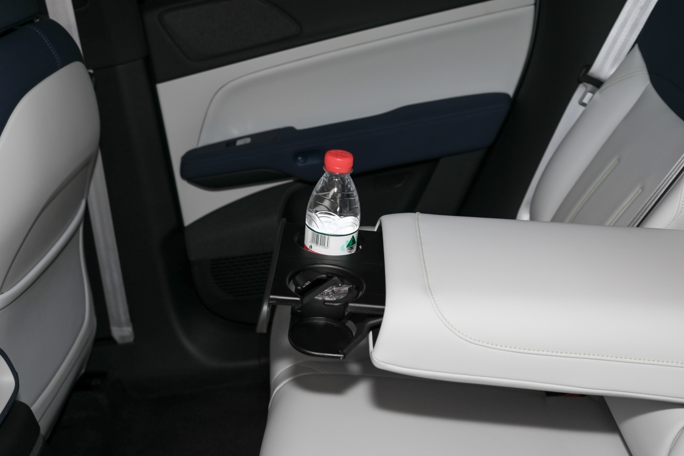 【小鹏G6700 四驱高性能Max后排杯架图片-汽车图片大全】-易车