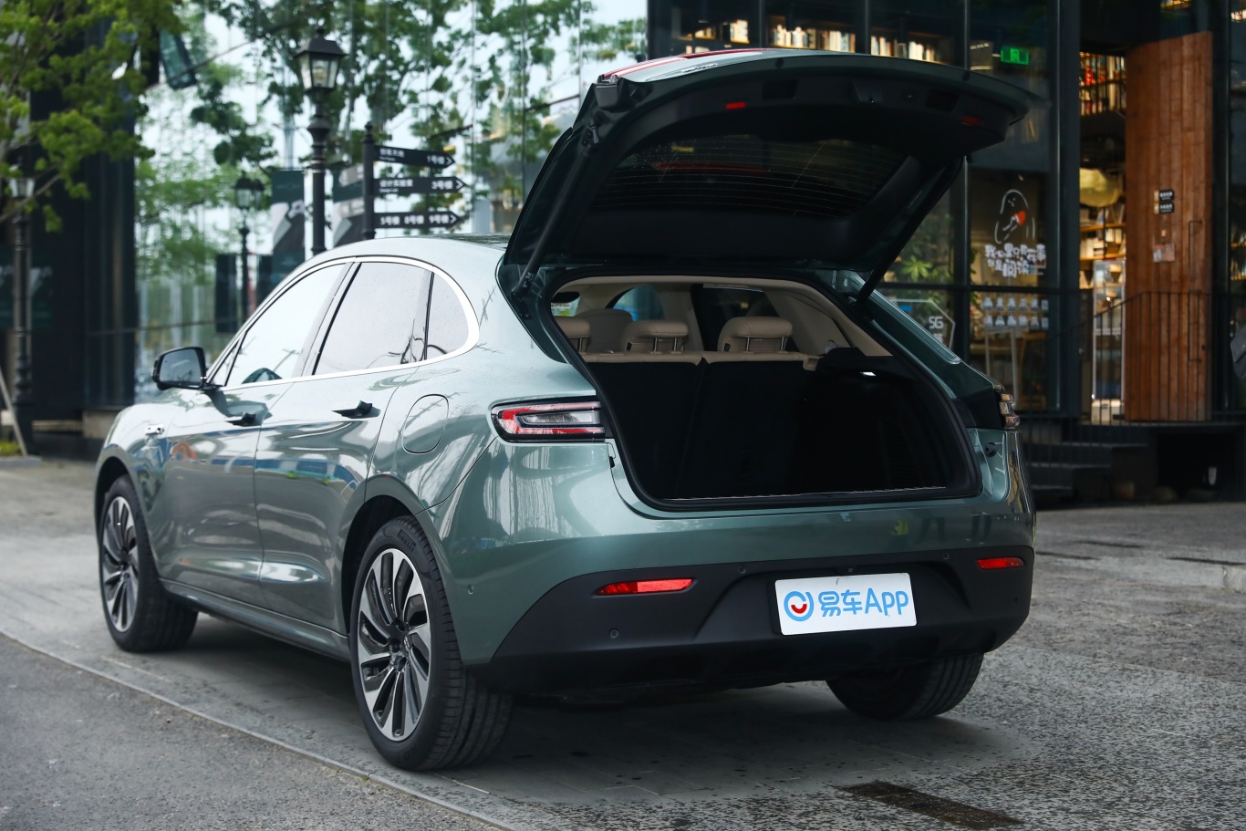 【问界M5增程版 230km 四驱智驾版后备厢开启45度侧拍图片-汽车图片大全】-易车