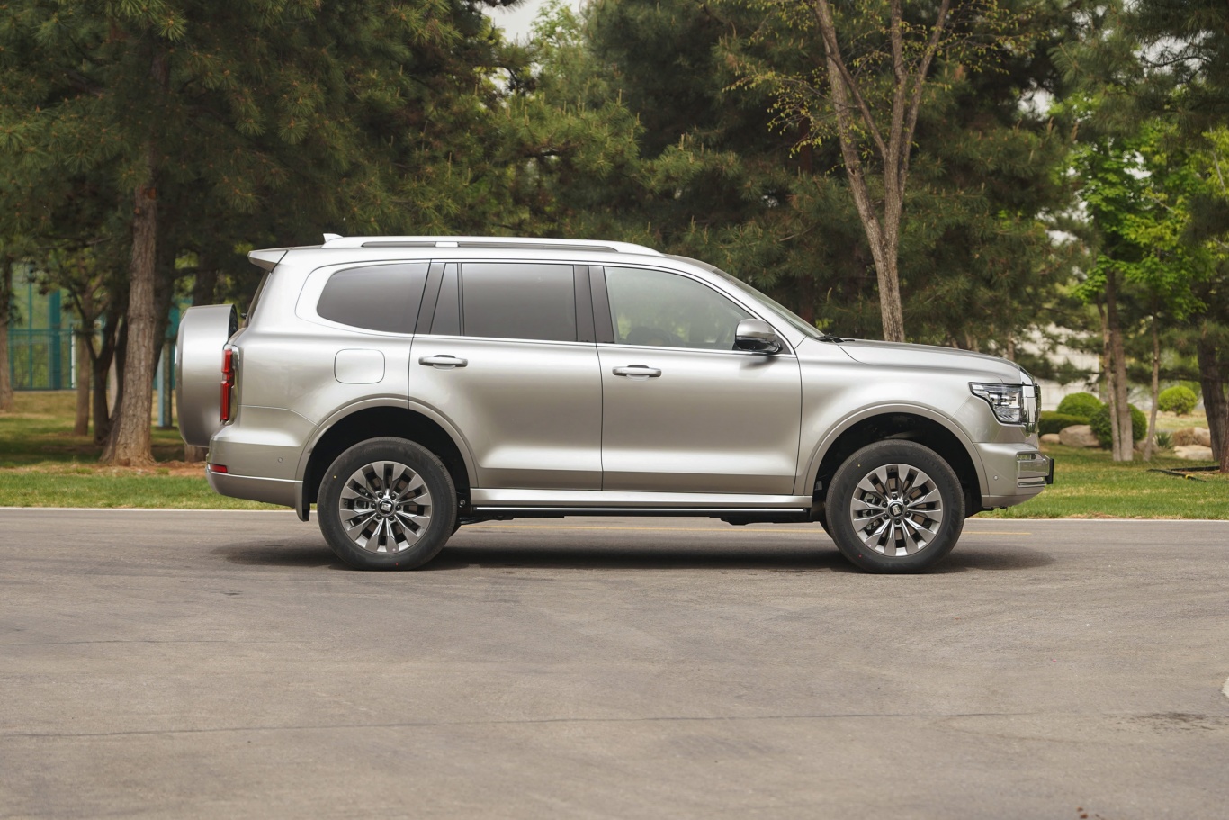 【坦克500新能源2.0T Hi4-T正侧车头向右水平图片-汽车图片大全】-易车