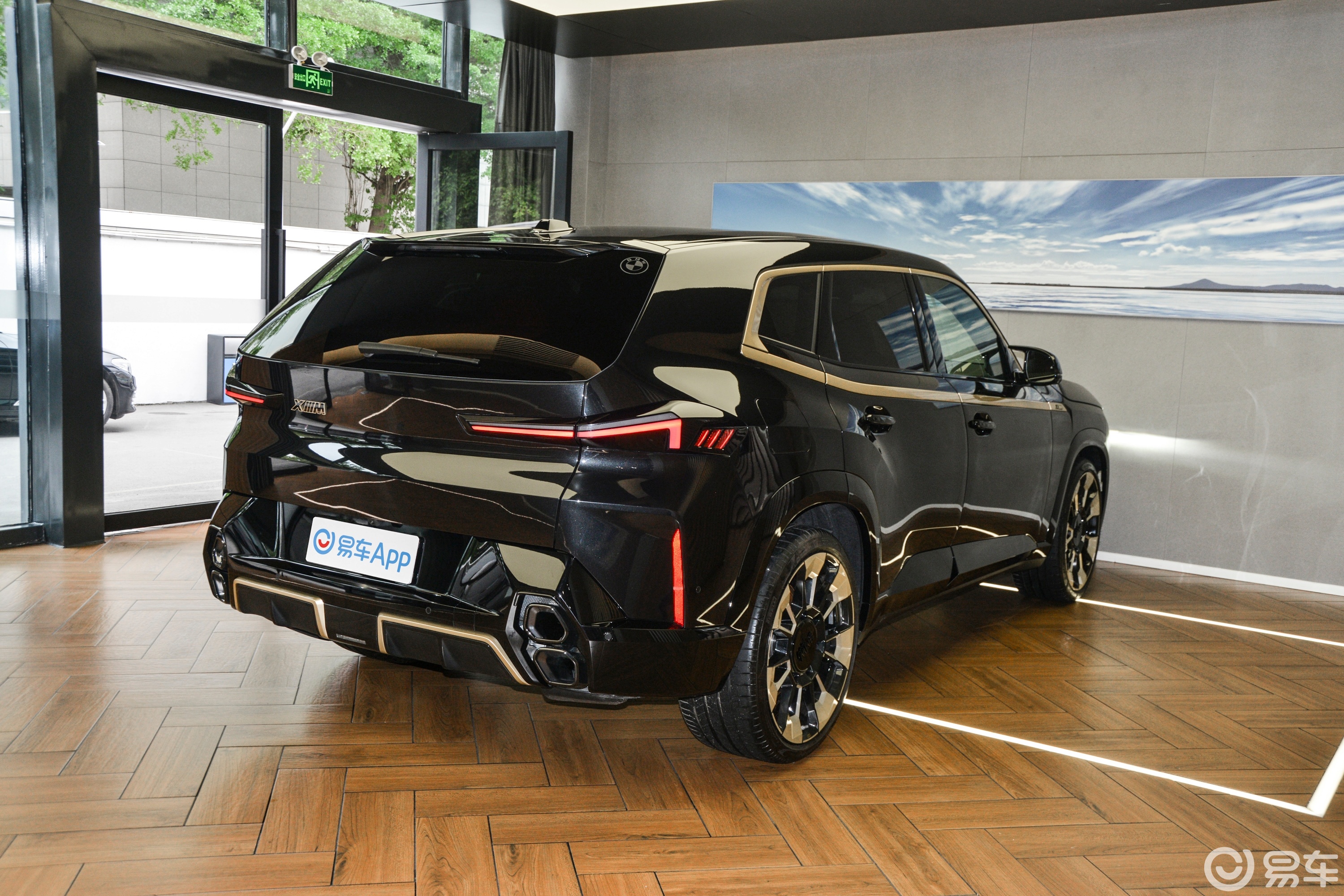 【宝马XM4.4T 78km 标准版侧后45度车头向右水平图片-汽车图片大全】-易车