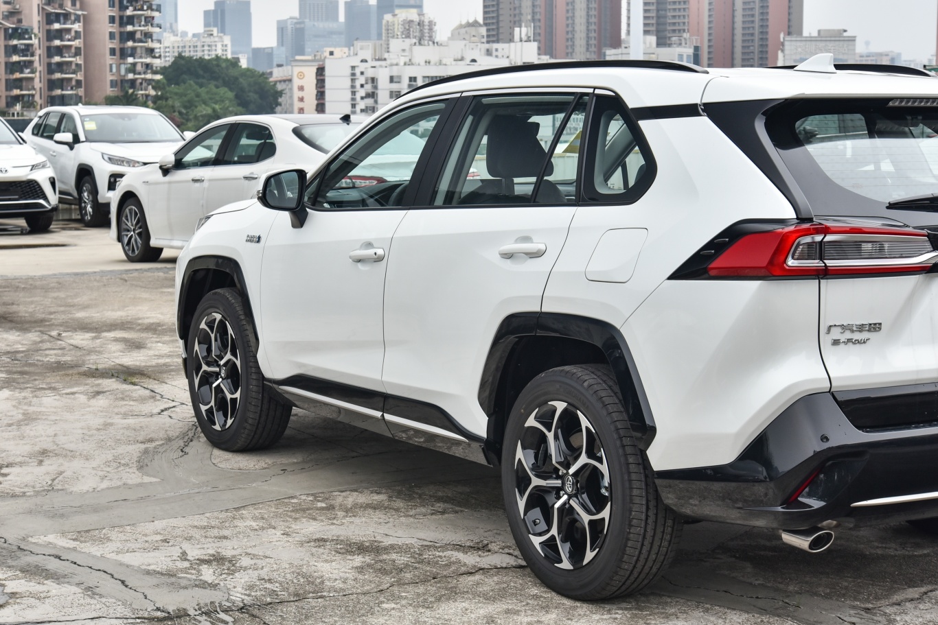 【威兰达 插电混动高性能版 2.5L 73km 四驱激擎版外观细节图片-汽车图片大全】-易车