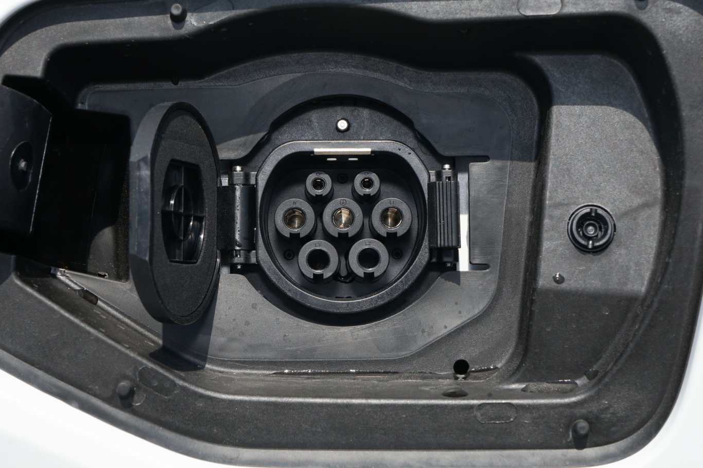 【哪吒U哪吒U-Ⅱ 401km U秀版 磷酸铁锂慢充充电口图片-汽车图片大全】-易车