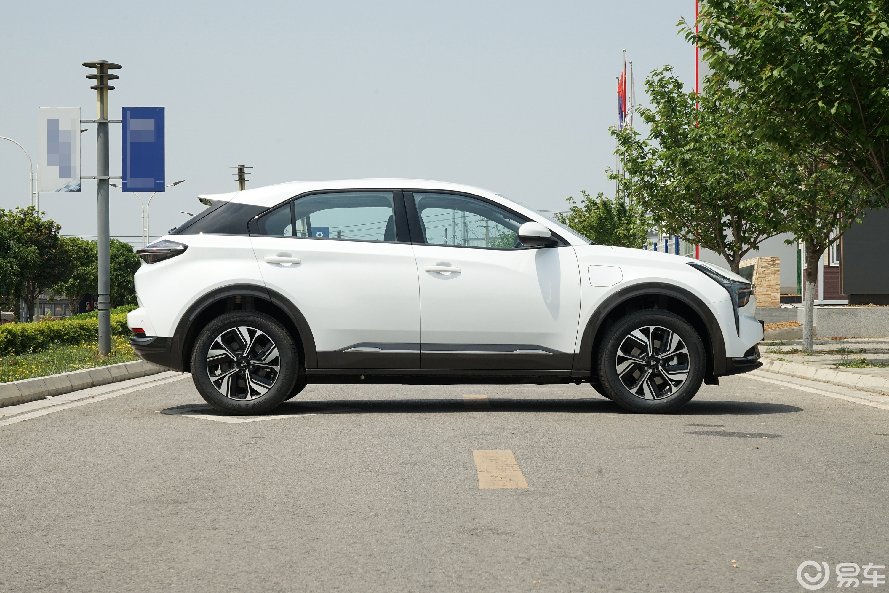 【哪吒U哪吒U-Ⅱ 401km U秀版 磷酸铁锂正侧车头向右水平图片-汽车图片大全】-易车