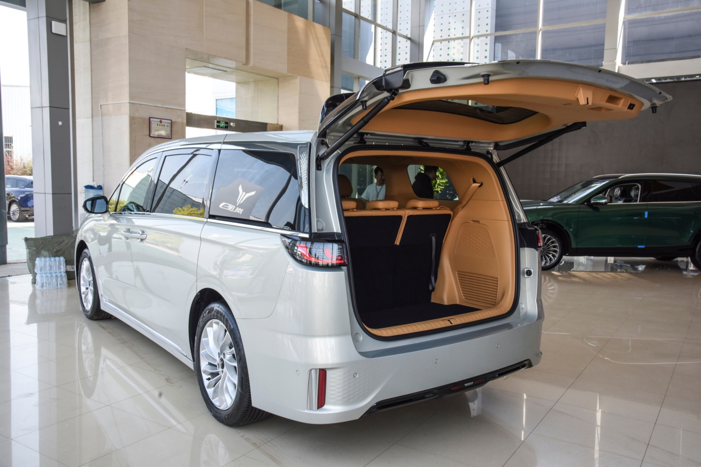 【岚图梦想家纯电动 605km 0碳版 想+智驾续航包 7座后备厢开启45度侧拍图片-汽车图片大全】-易车