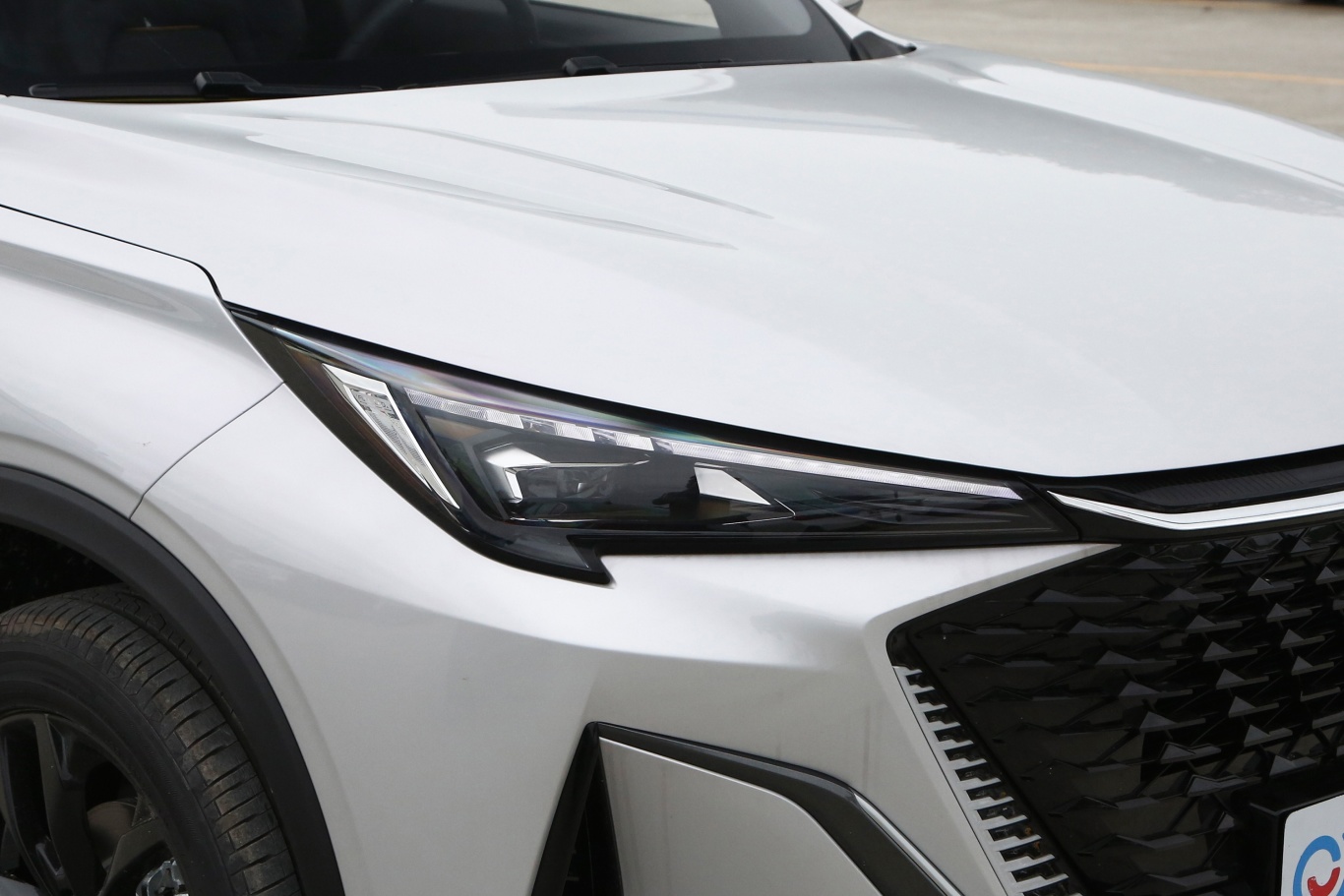 【长安欧尚X5 PLUS改款 1.5T 卓越型大灯侧45度俯拍图片-汽车图片大全】-易车