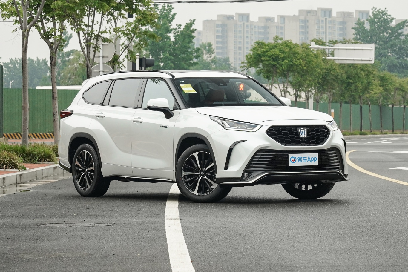【皇冠陆放HEV 2.5L 四驱旗舰版 7座侧前45度车头向右水平图片-汽车图片大全】-易车