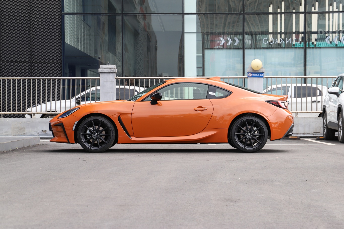 【丰田86GR 86 2.4L 十周年纪念版正侧车头向左水平图片-汽车图片大全】-易车