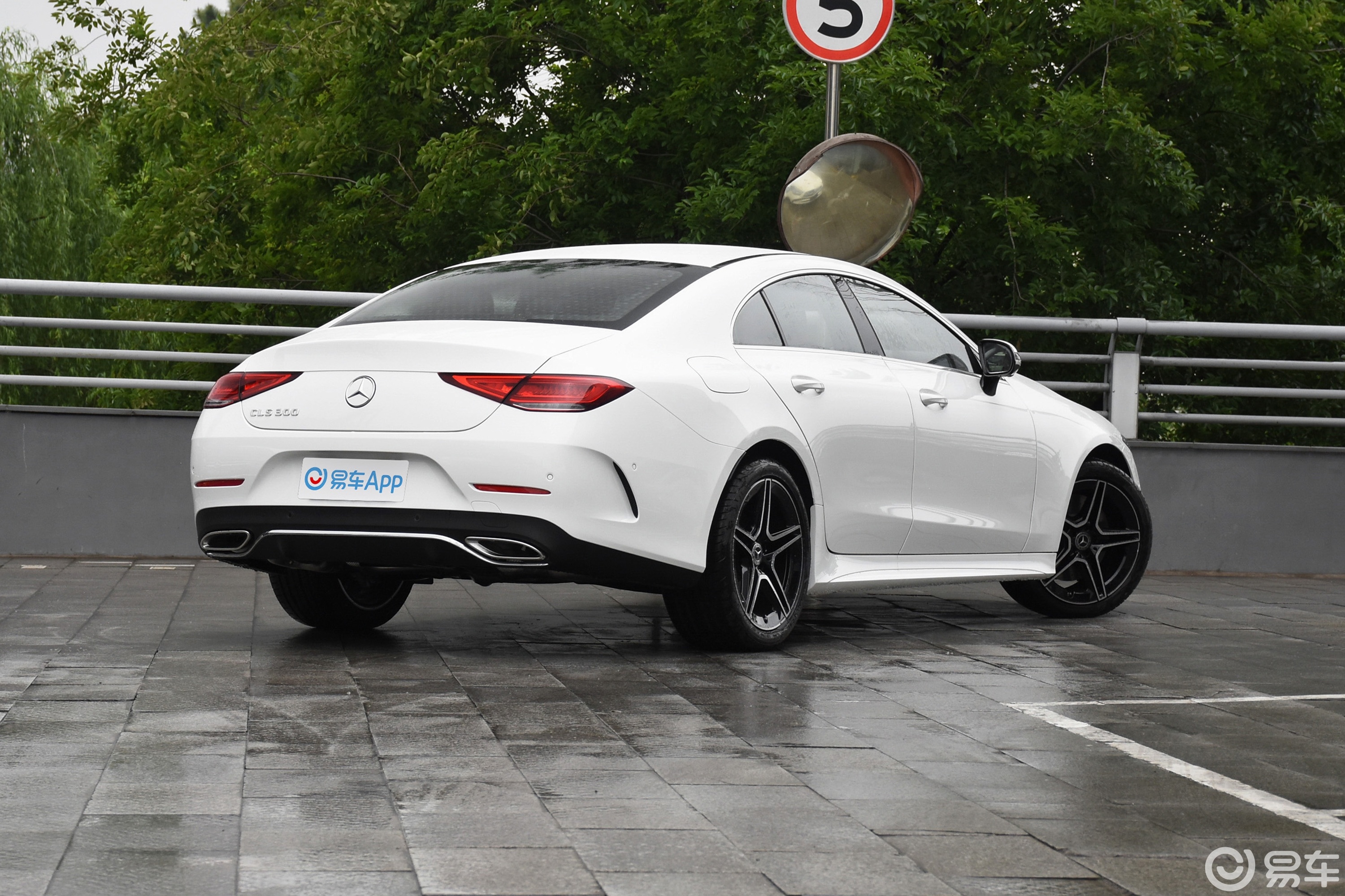 【奔驰CLS级改款 CLS 300 动感型侧后45度车头向右水平图片-汽车图片大全】-易车