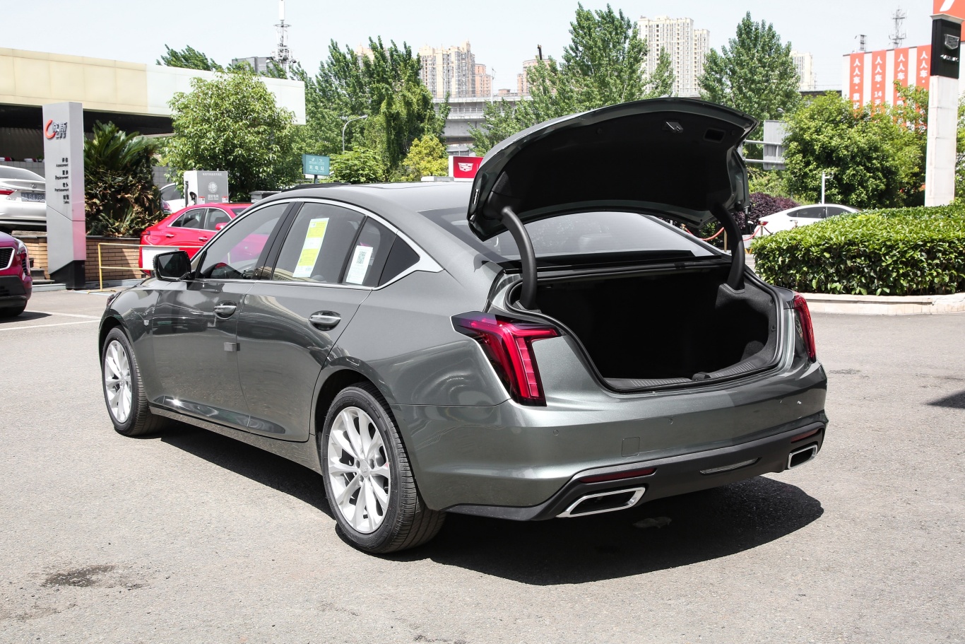 【凯迪拉克CT528T 豪华型(标准版)后备厢开启45度侧拍图片-汽车图片大全】-易车