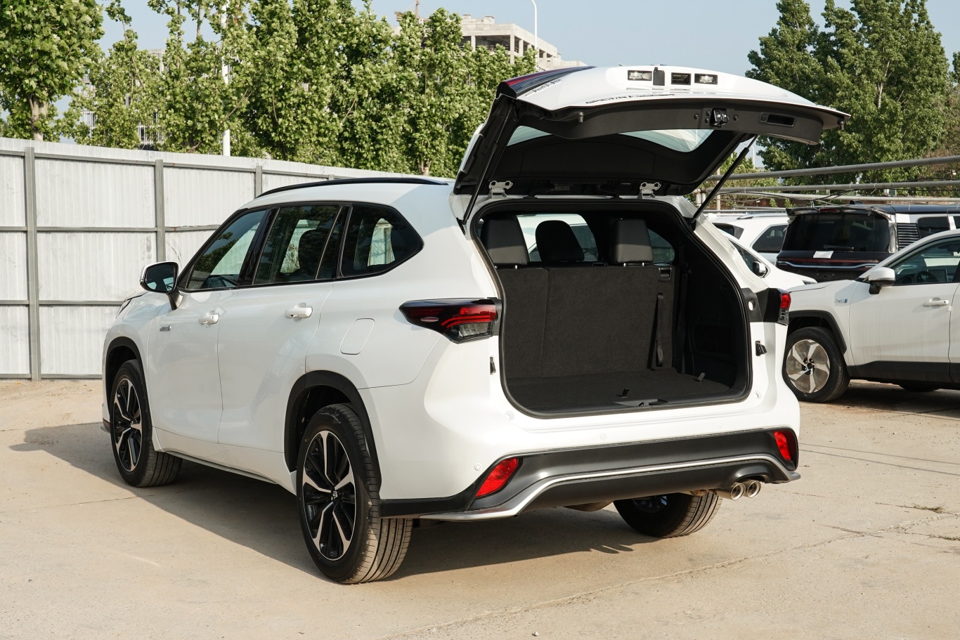 【皇冠陆放HEV 2.5L 四驱豪华版 7座后备厢开启45度侧拍图片-汽车图片大全】-易车