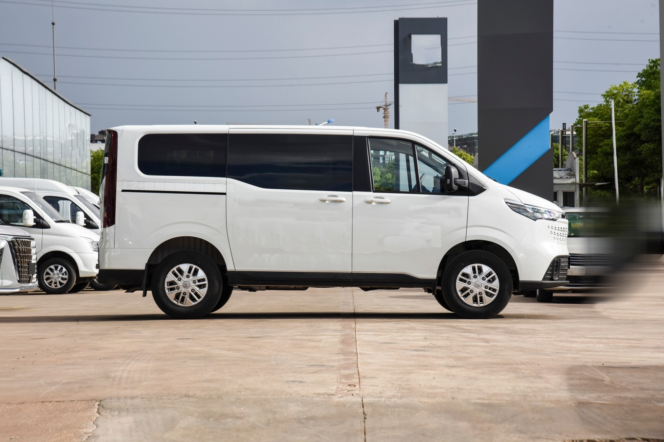 【新途V702.0T 手动长轴低顶精英版93kW 6/7座正侧车头向右水平图片-汽车图片大全】-易车