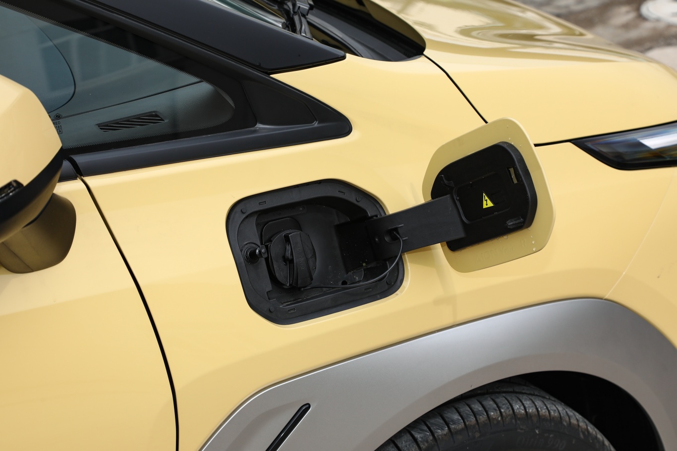 【AION YPlus 510km 70 科技版 磷酸铁锂慢充充电口图片-汽车图片大全】-易车