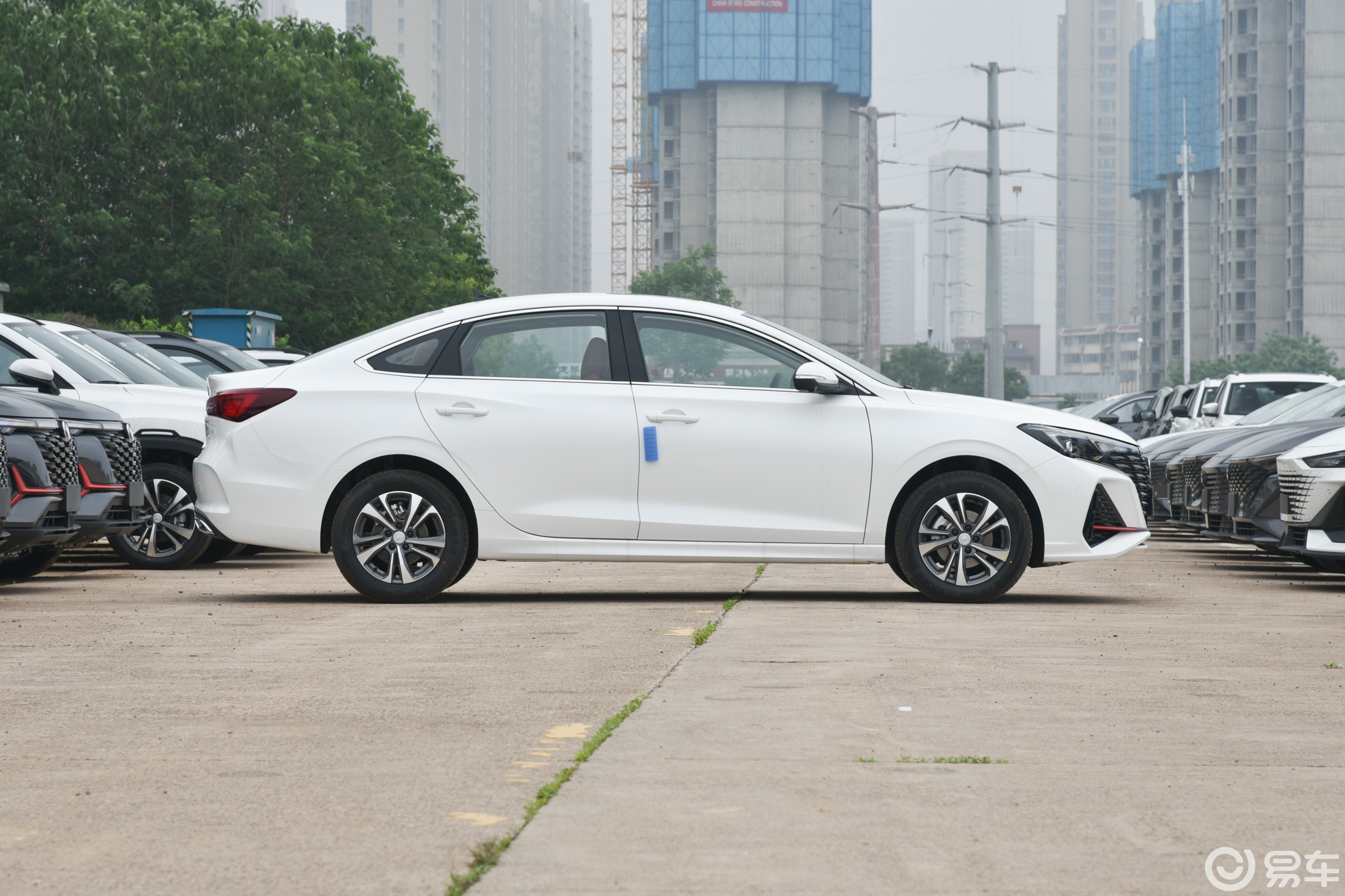 【逸动PLUS畅享版 蓝鲸NE 1.4T 尊贵型正侧车头向右水平图片-汽车图片大全】-易车