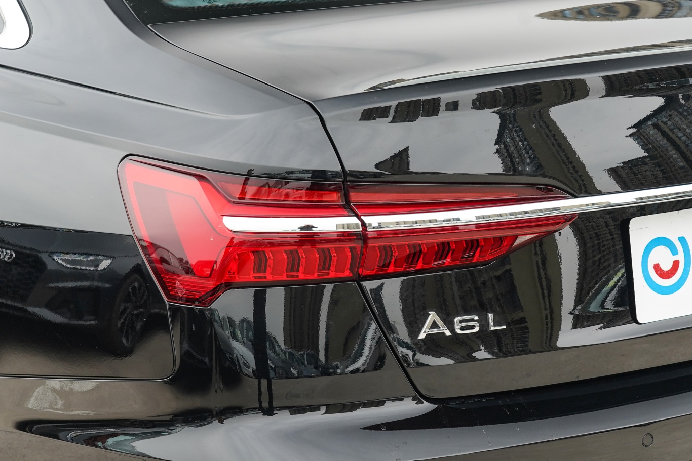 【奥迪A6L改款 40 TFSI 豪华动感型尾灯侧45度俯拍图片-汽车图片大全】-易车