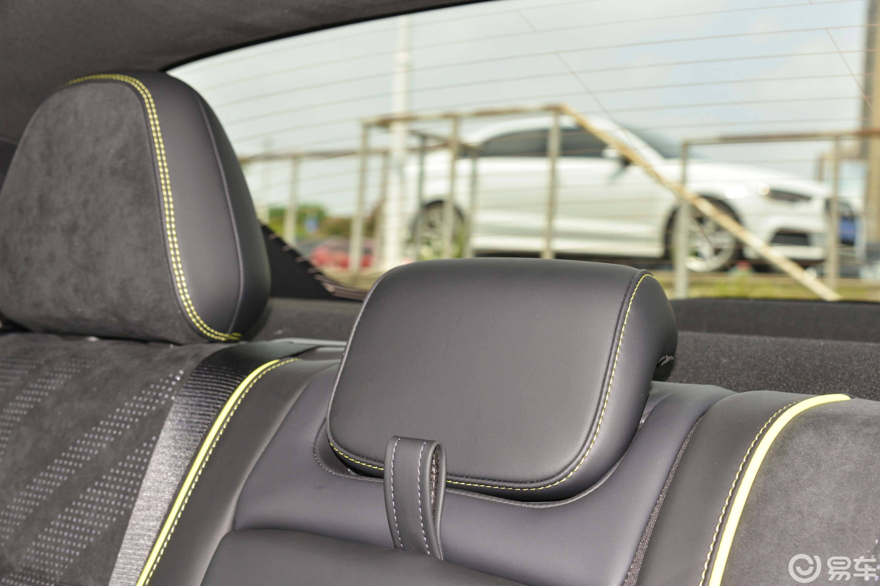 【领克0303+ 2.0T 自动四驱驭风版 5座后排空间图片-汽车图片大全】-易车