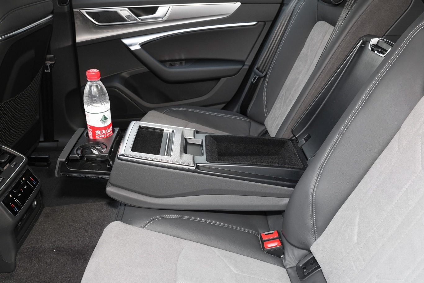 【奥迪A6L改款 45 TFSI 臻选动感型后排杯架图片-汽车图片大全】-易车