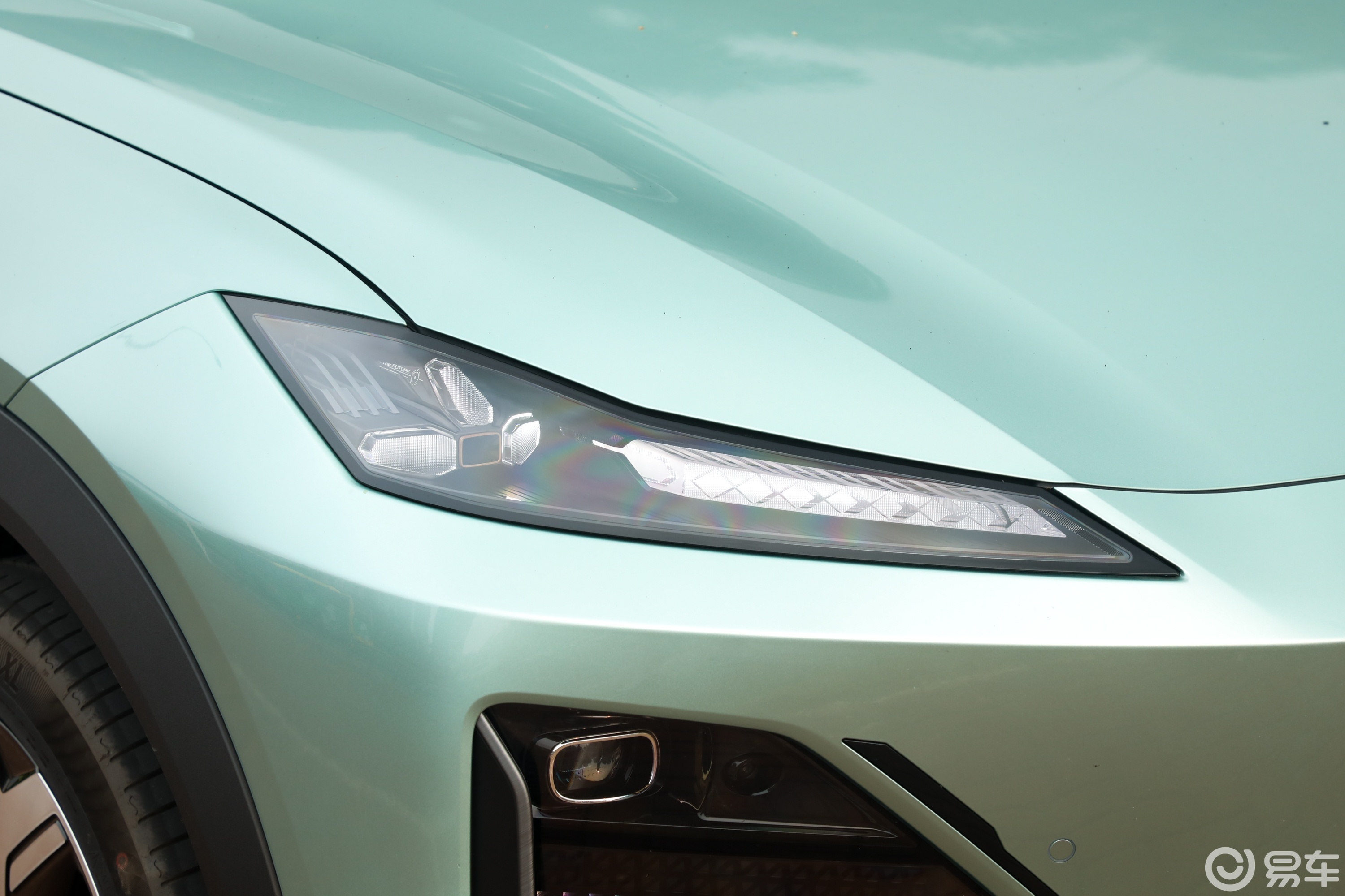 【深蓝S7增程版 1120km 200Max大灯侧45度俯拍图片-汽车图片大全】-易车