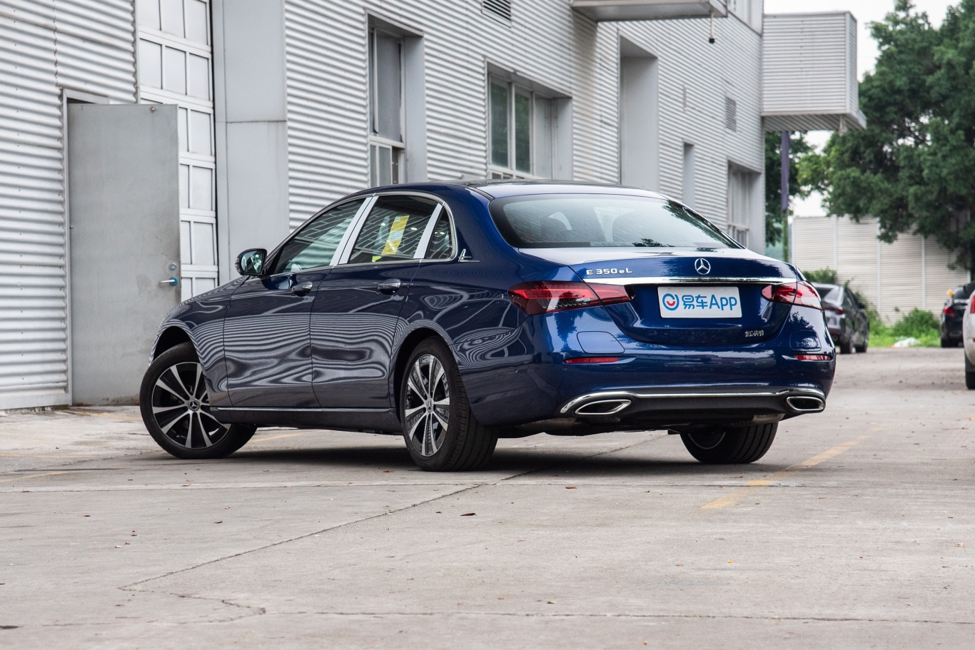 【奔驰E级 插电混动E 350 e L 插电式混合动力运动轿车侧后45度车头向左水平图片-汽车图片大全】-易车