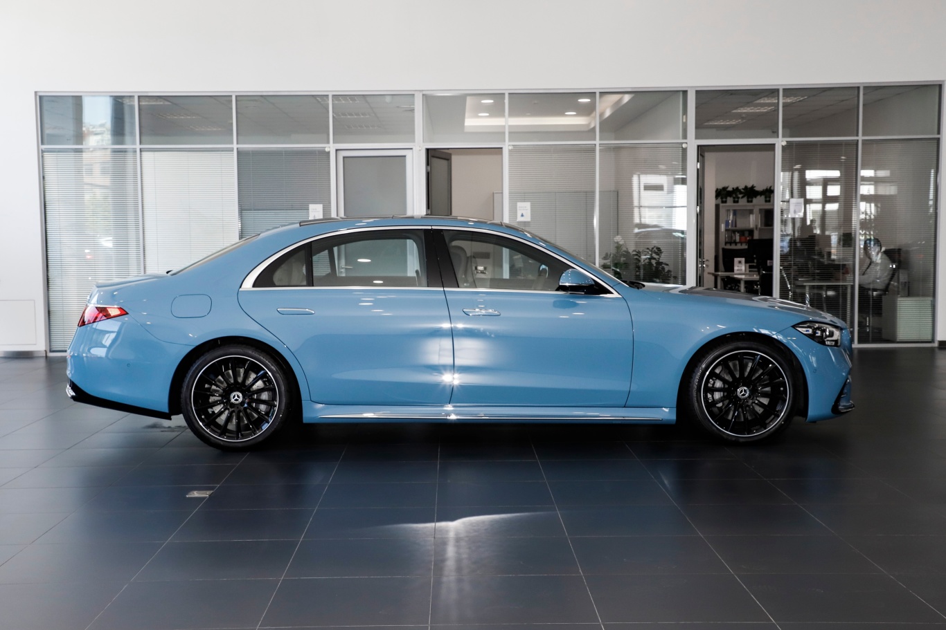 【奔驰S级S 500 L 4MATIC 匠心高定版正侧车头向右水平图片-汽车图片大全】-易车