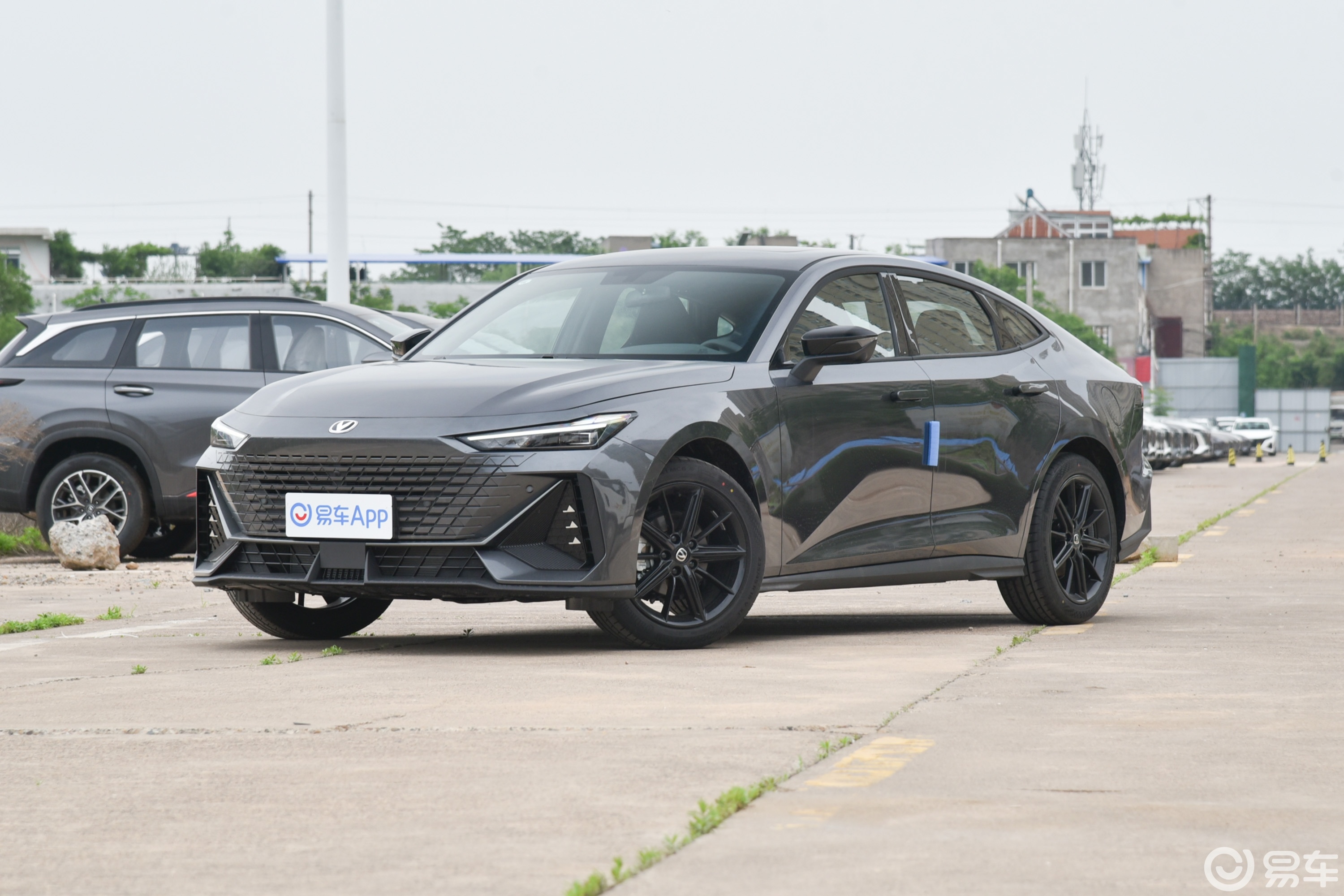 【长安UNI-V1.5T 尊享型侧前45度车头向左水平图片-汽车图片大全】-易车