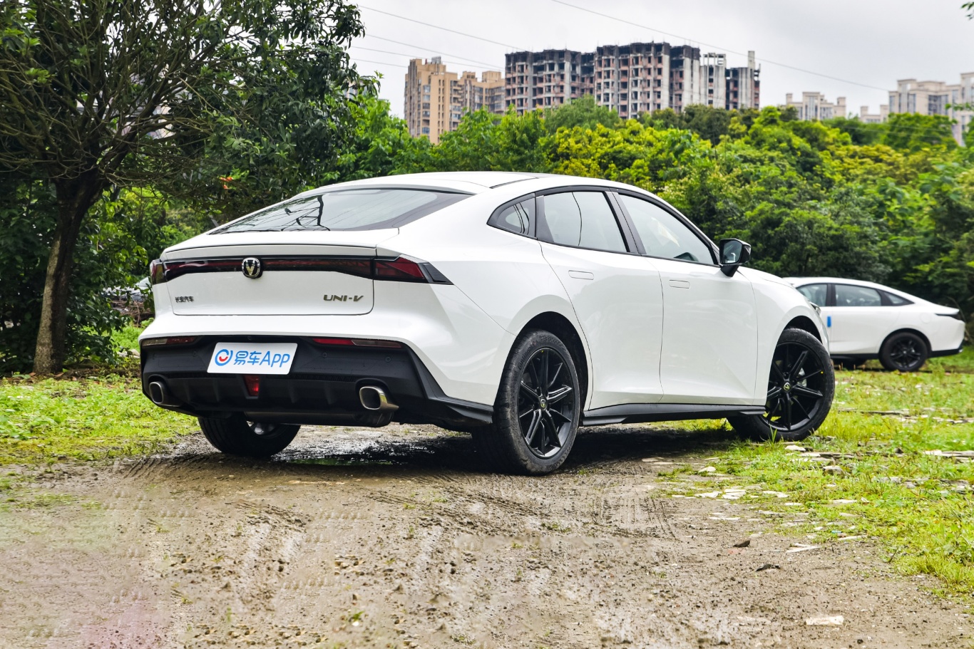 【长安UNI-V1.5T 尊贵型侧后45度车头向右水平图片-汽车图片大全】-易车