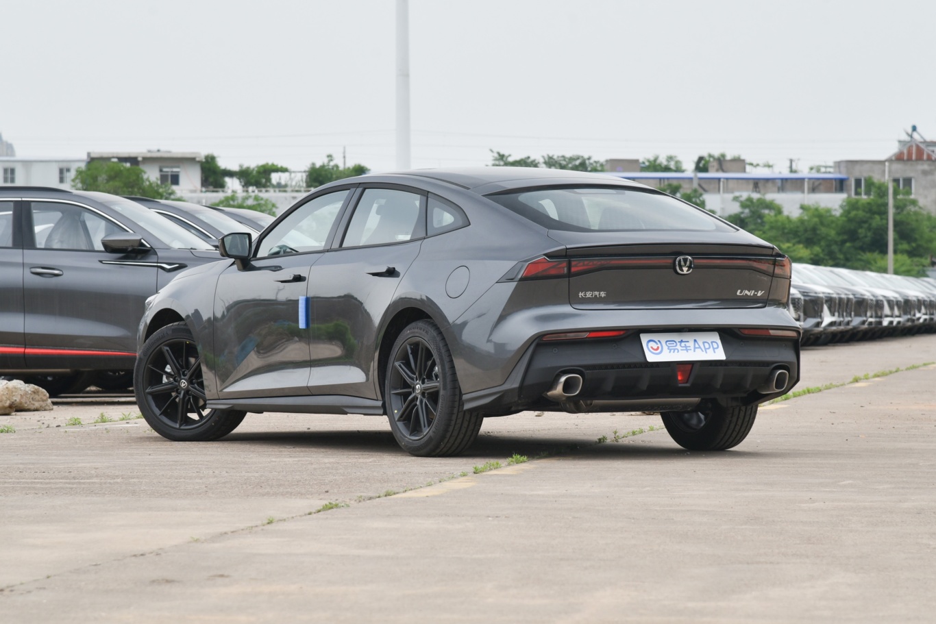 【长安UNI-V1.5T 尊享型侧后45度车头向左水平图片-汽车图片大全】-易车