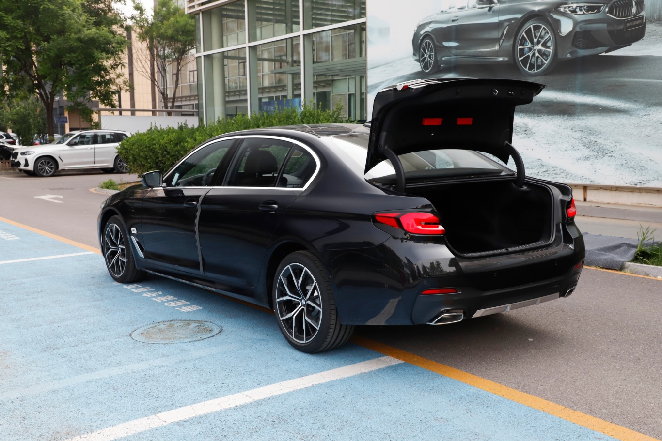 【宝马5系530Li 行政型 M运动套装后备厢开启45度侧拍图片-汽车图片大全】-易车