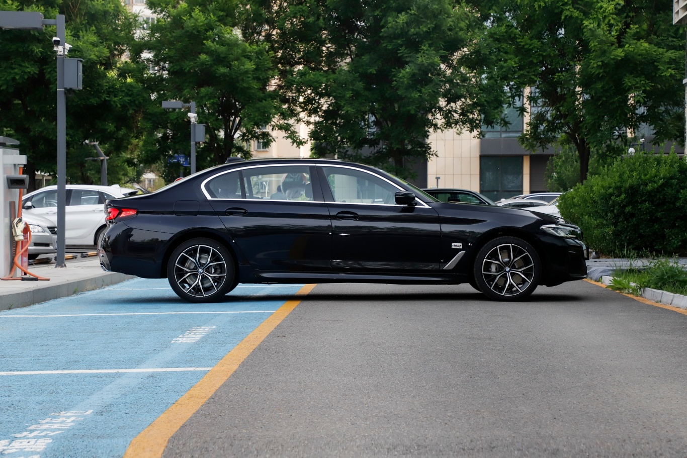 【宝马5系530Li 行政型 M运动套装正侧车头向右水平图片-汽车图片大全】-易车