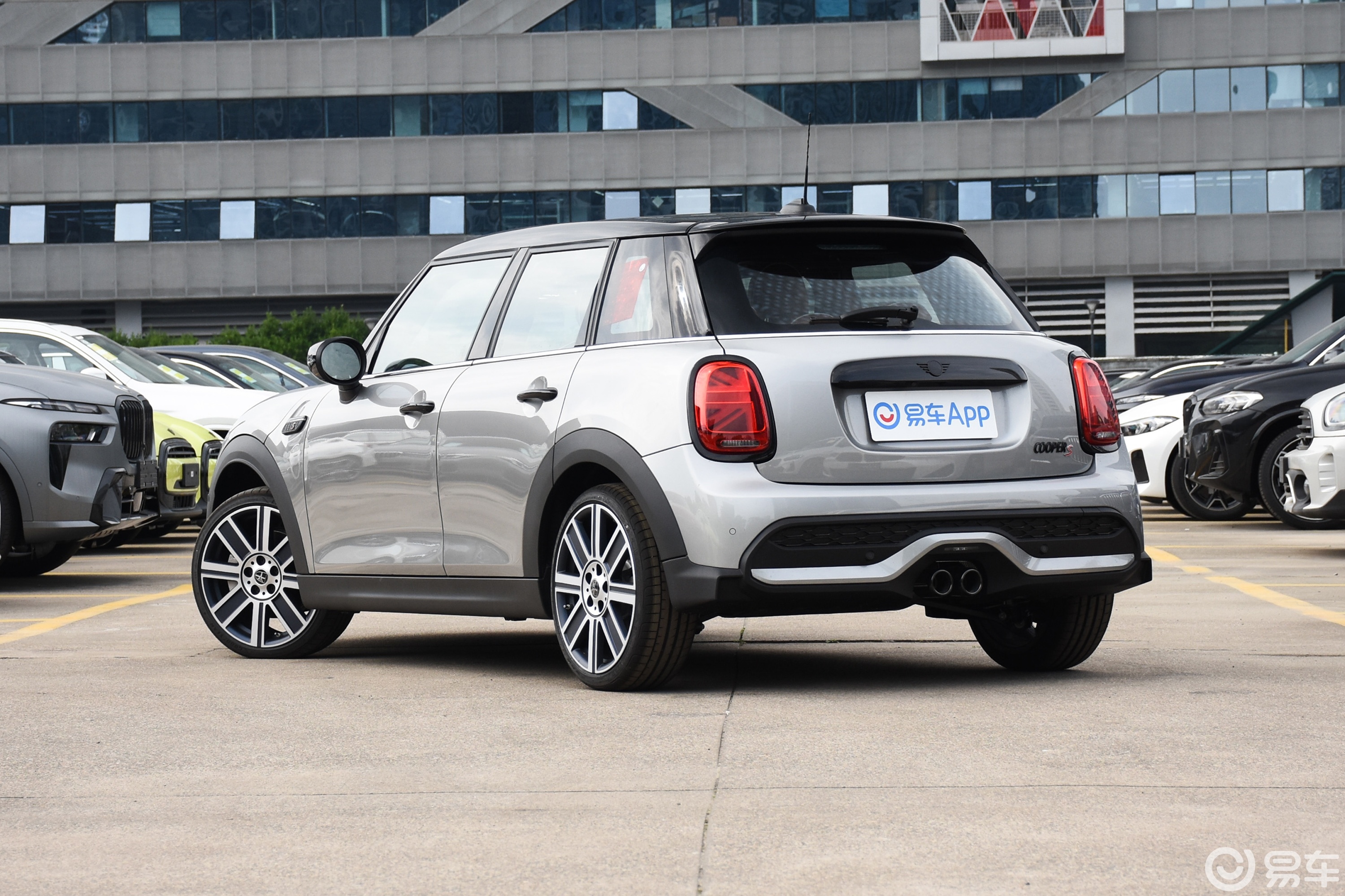 【MINI改款 2.0T COOPER S 艺术家 五门版侧后45度车头向左水平图片-汽车图片大全】-易车