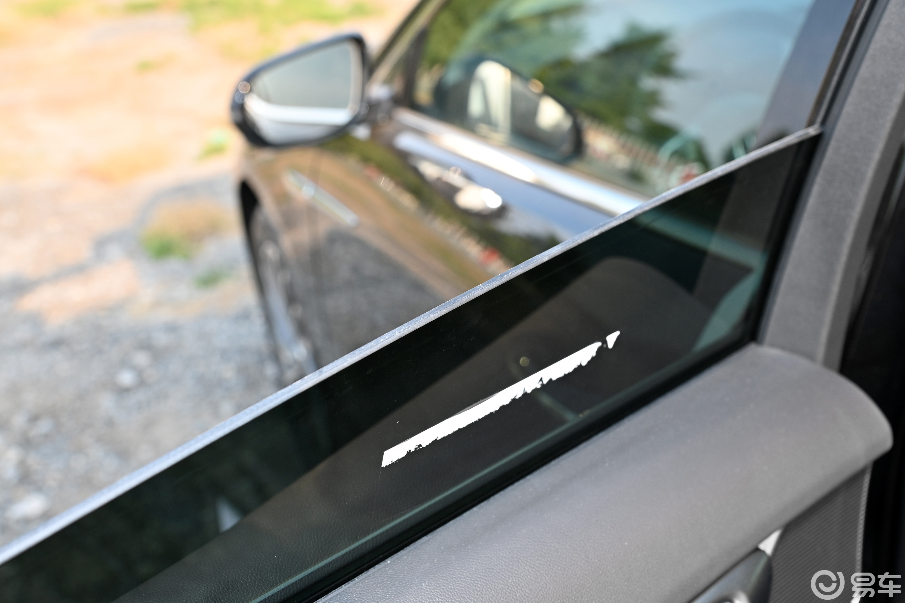 【君越28T 越尊版后排玻璃材质特写图片-汽车图片大全】-易车