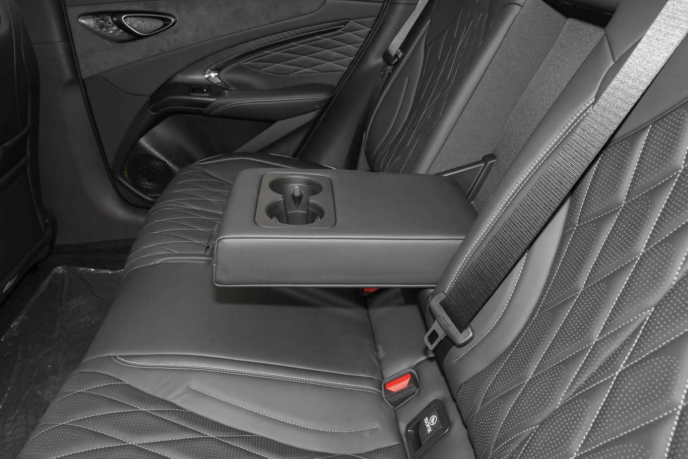 【海豹EV 冠军版 550km 后驱尊贵型后排中央扶手图片-汽车图片大全】-易车