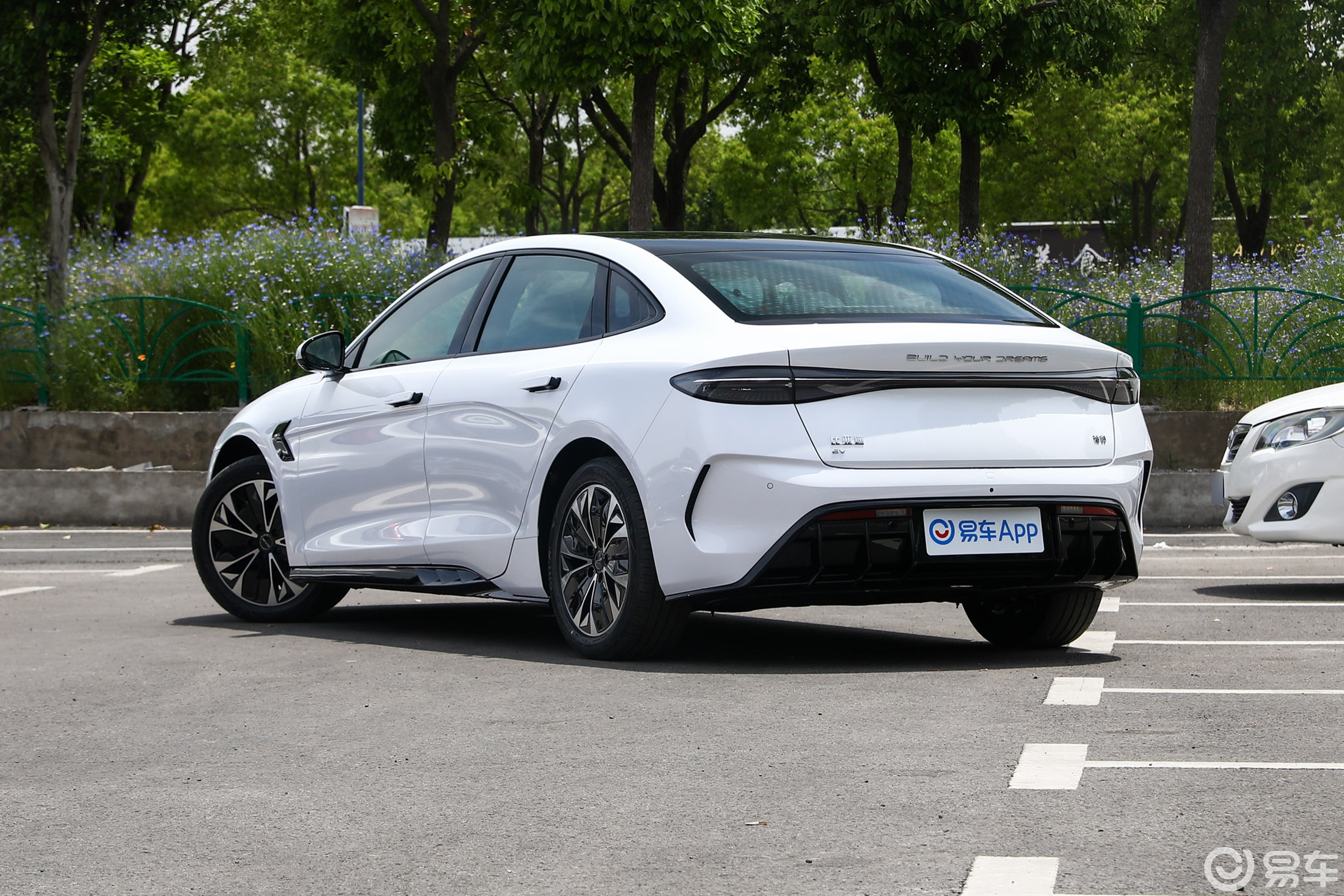 【海豹冠军版 EV 550km 后驱精英型侧后45度车头向左水平图片-汽车图片大全】-易车